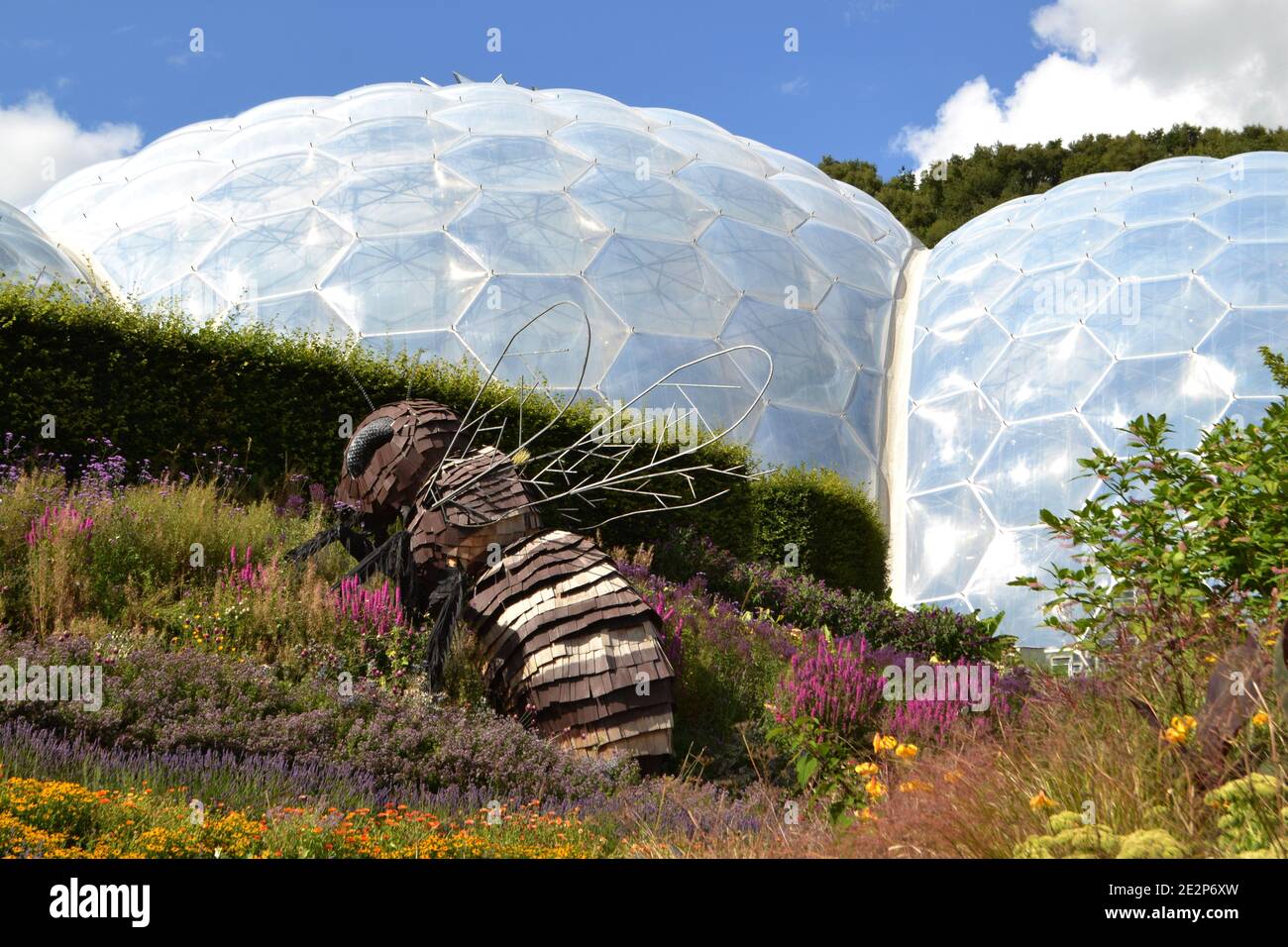 Bee sculpture hi-res stock photography and images - Alamy