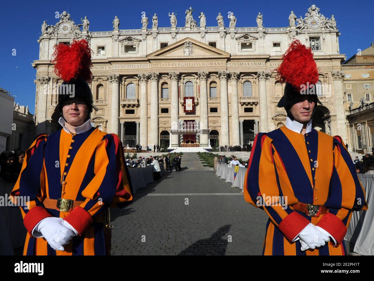 Vatican swiss guards march hi-res stock photography and images - Alamy