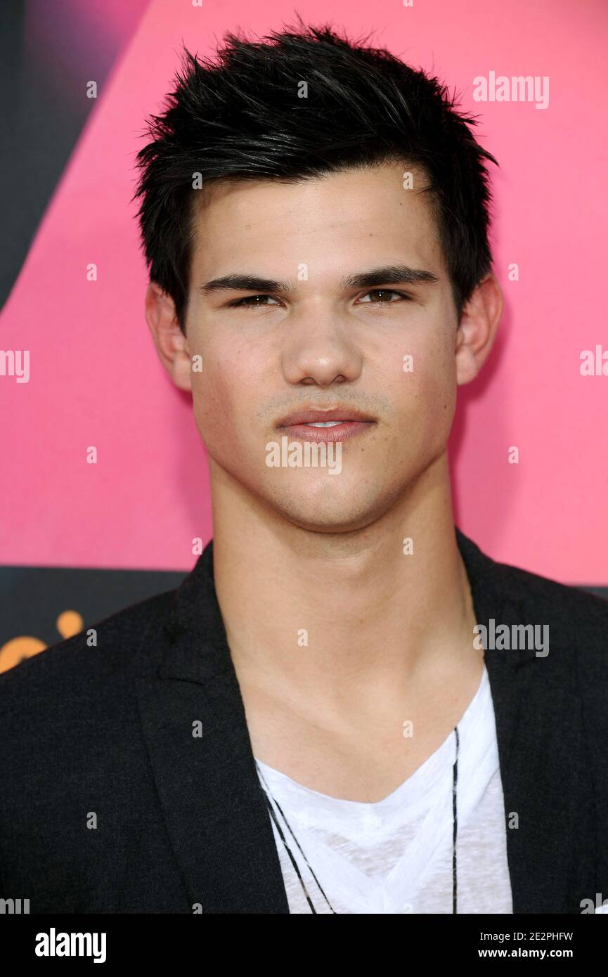 Taylor Lautner attends the Nickelodeon's 23rd Annual Kids' Choice ...