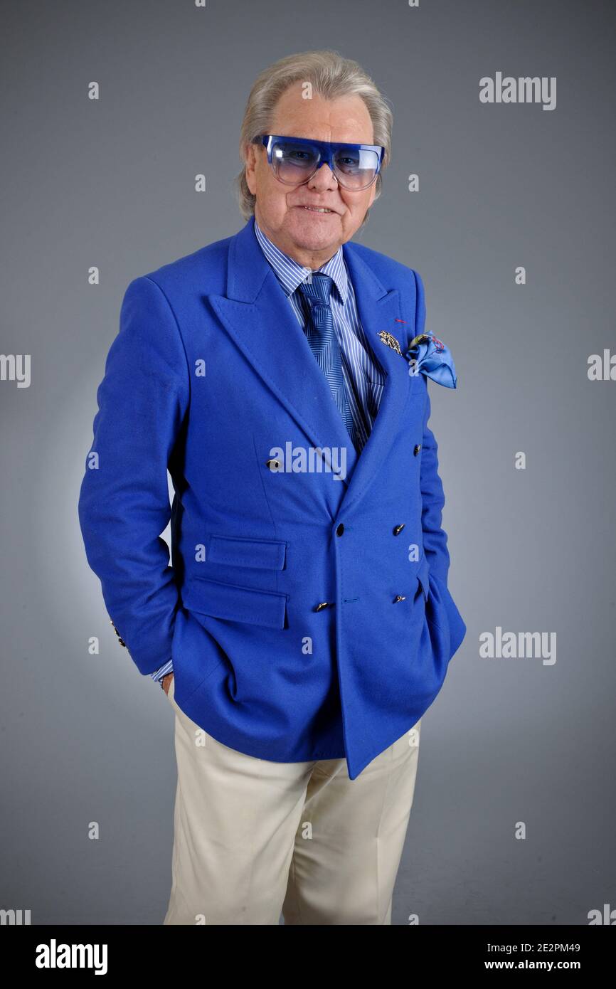 EXCLUSIF-MICHOU en seance de pose Studio. Realis au Palais des Congres ...