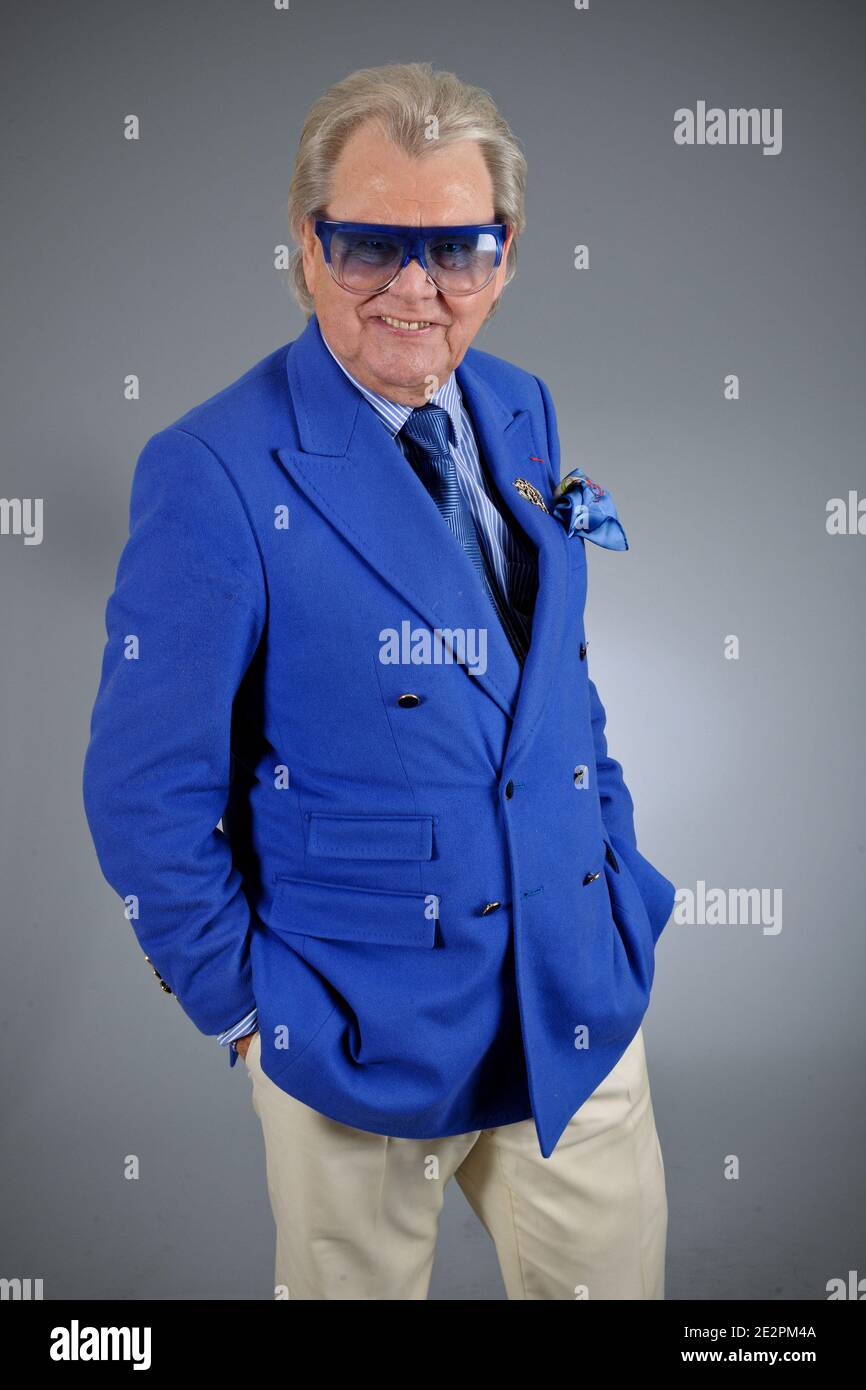 EXCLUSIF-MICHOU en seance de pose Studio. Realis au Palais des Congres ...