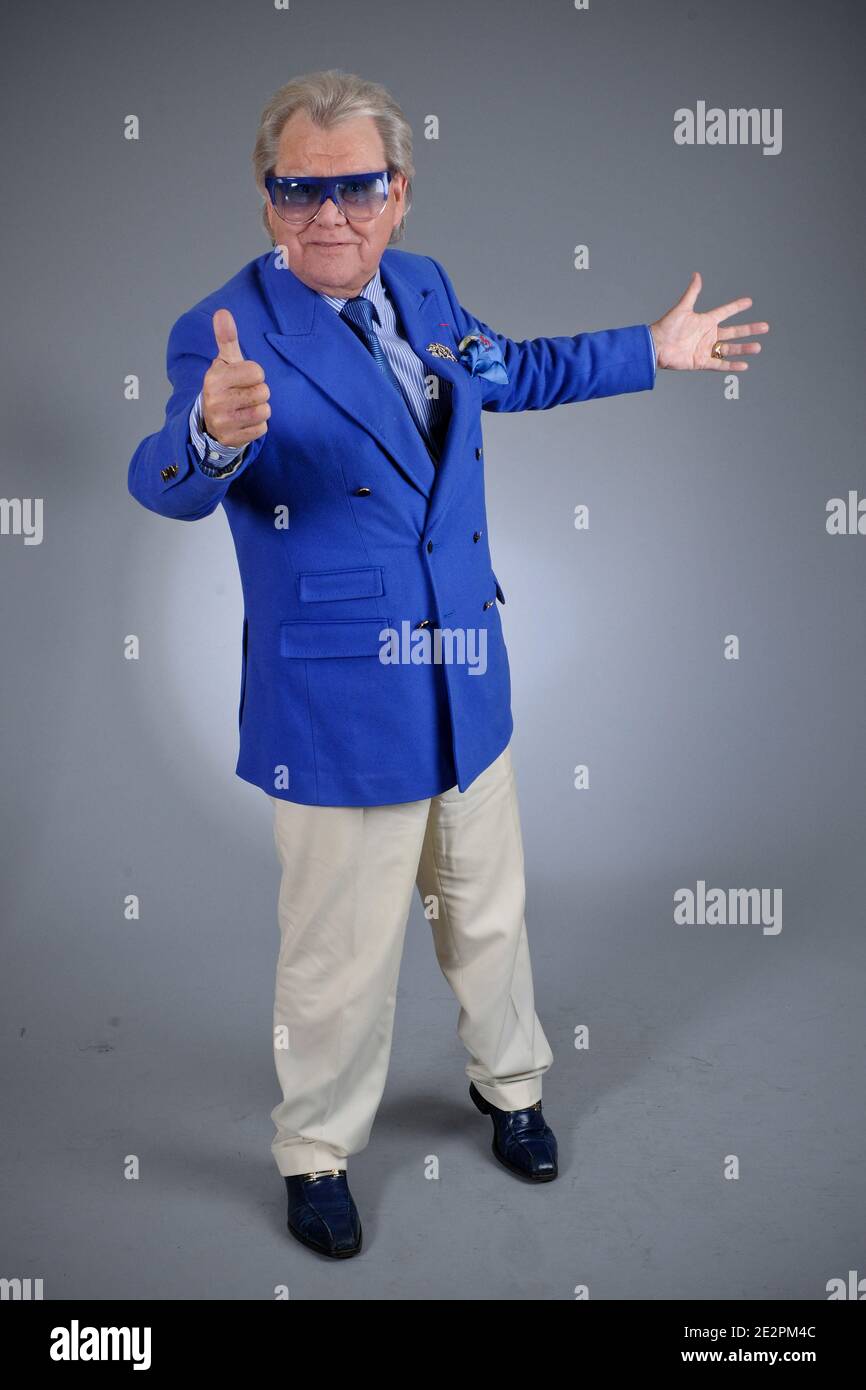 EXCLUSIF-MICHOU en seance de pose Studio. Realis au Palais des Congres ...