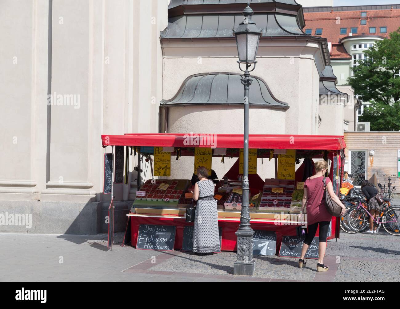 Fruit Stand selling Berries Stock Photo - Alamy