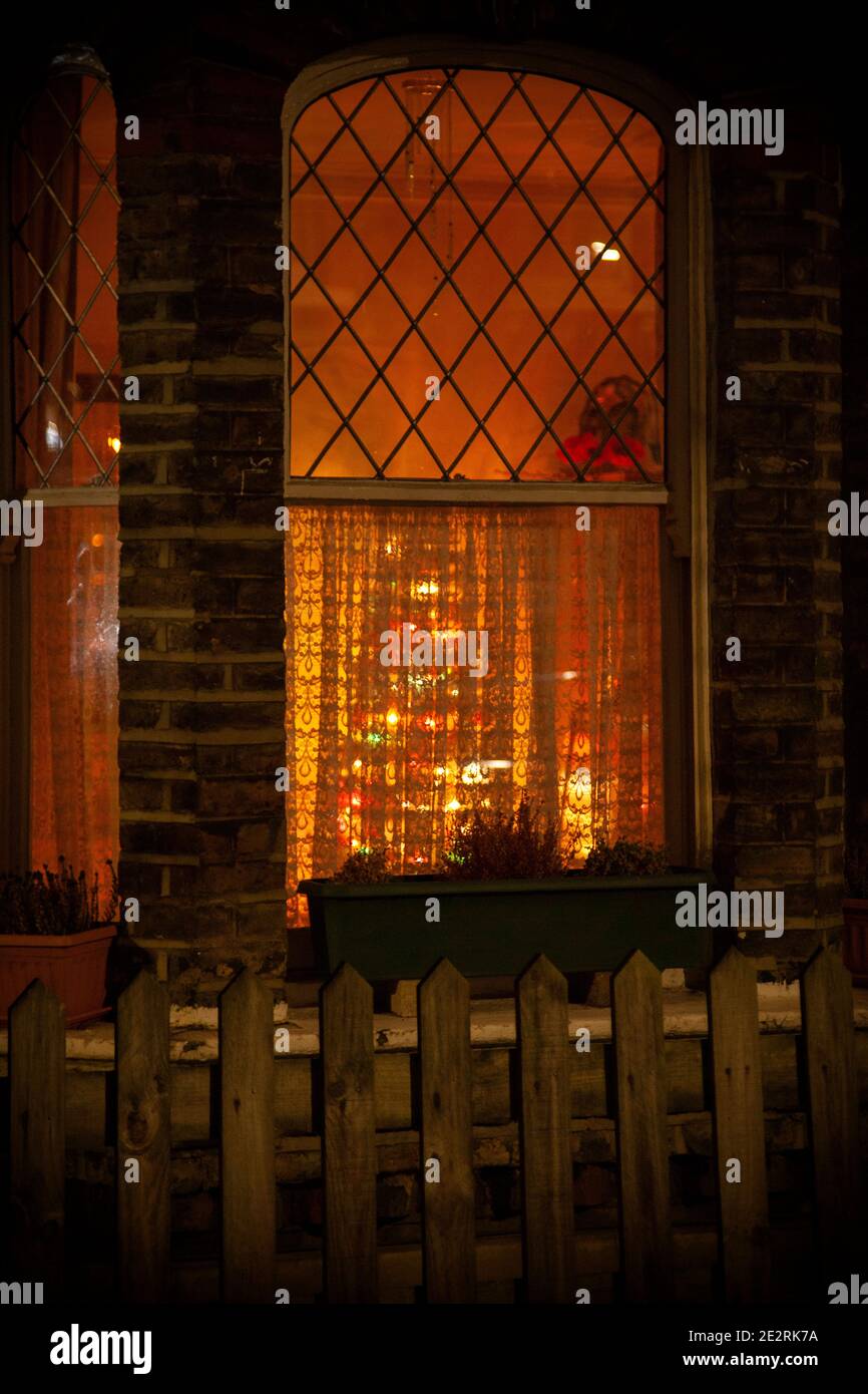 Night window home london hi-res stock photography and images - Alamy