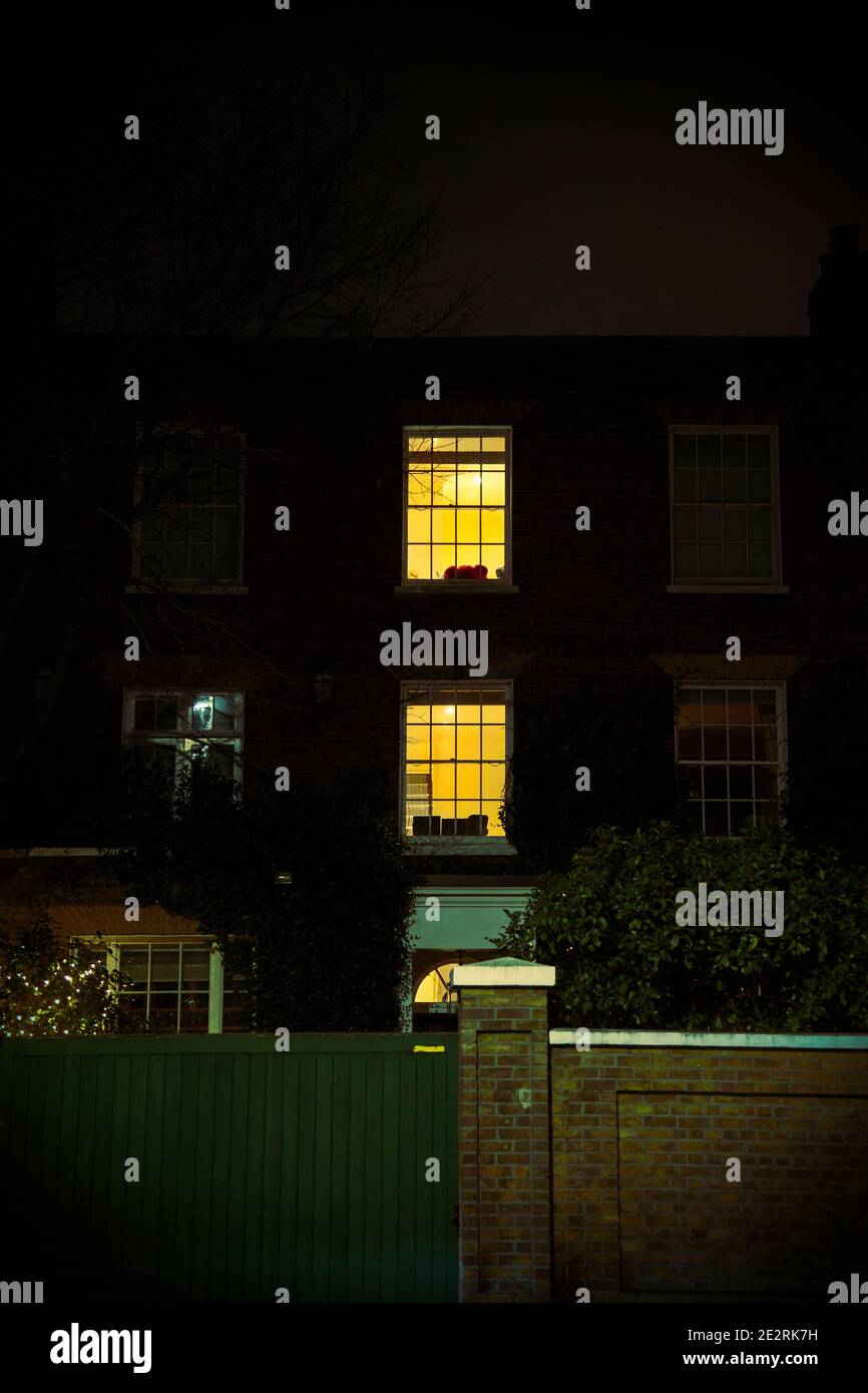 Lit windows hi-res stock photography and images - Alamy