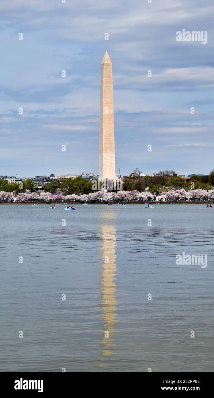 Vertical shot washington monument hi-res stock photography and images ...