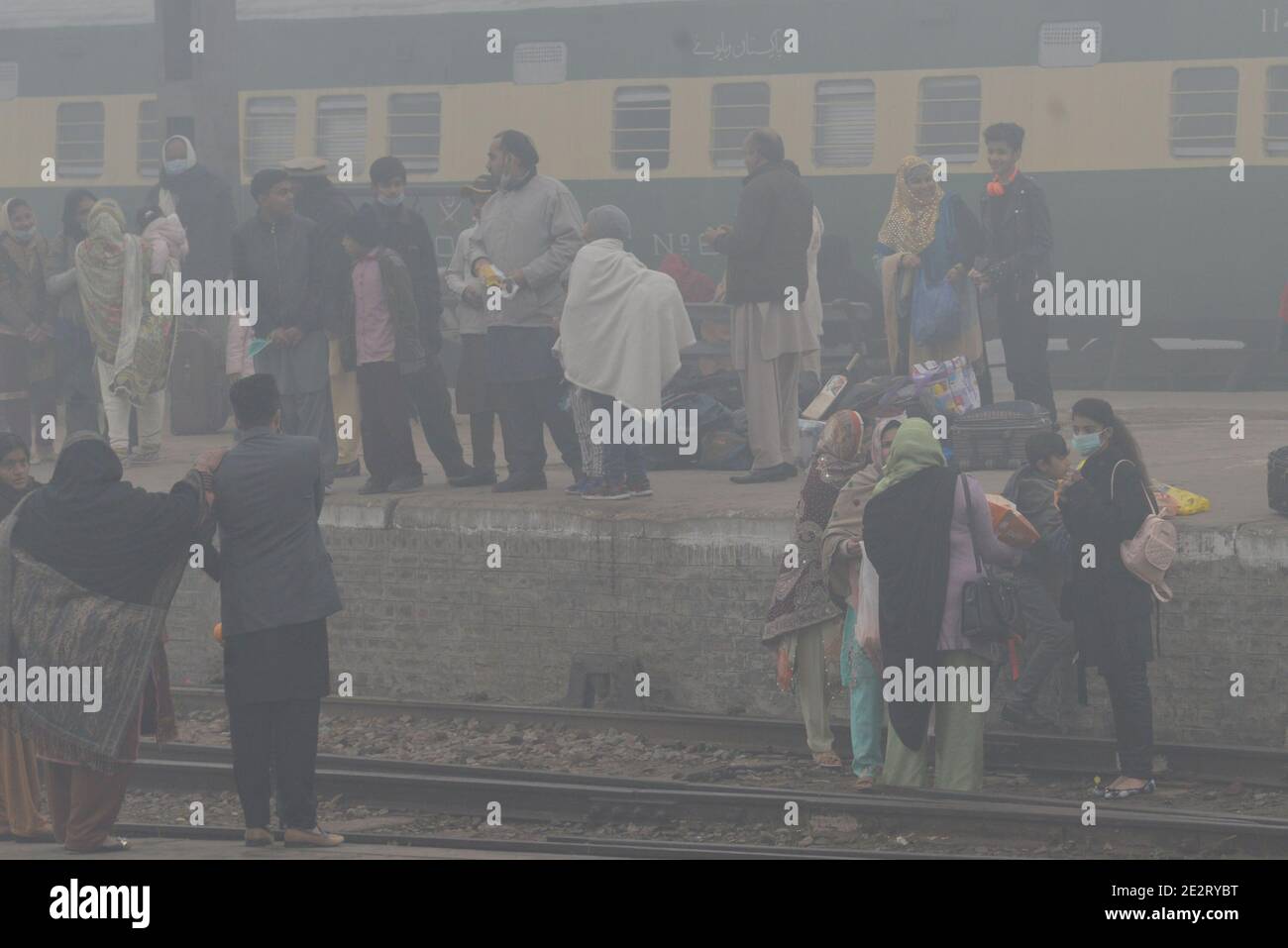 Lahore, Pakistan. 15th Jan 2021. Pakistani Commuters and people make ...