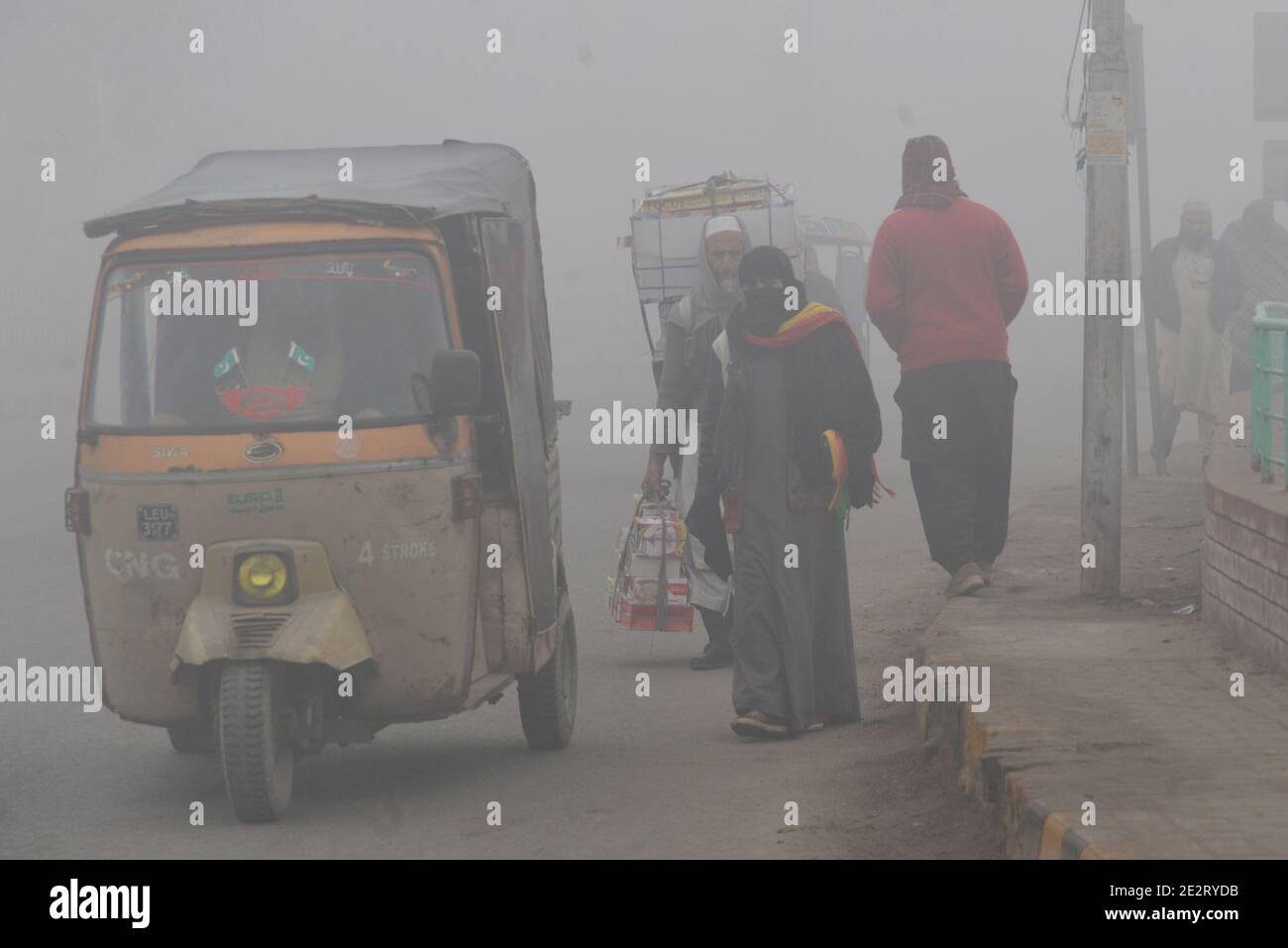 Lahore, Pakistan. 15th Jan 2021. Pakistani Commuters and people make ...