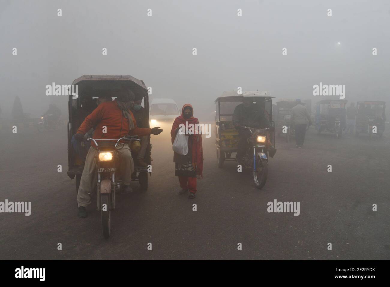 Lahore, Pakistan. 15th Jan 2021. Pakistani Commuters and people make ...