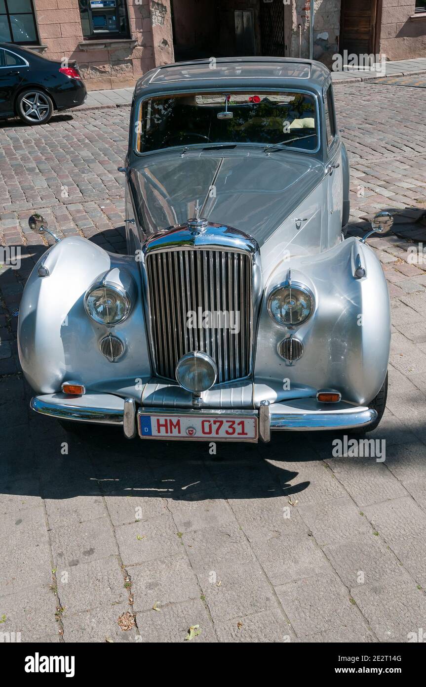 Silver colour color car hi-res stock photography and images - Alamy