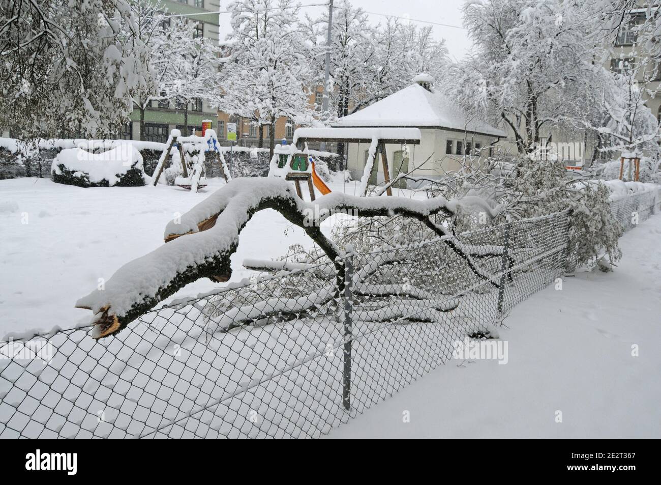Switzerland: Heavy snowfall causes a standstill of the public transport ...