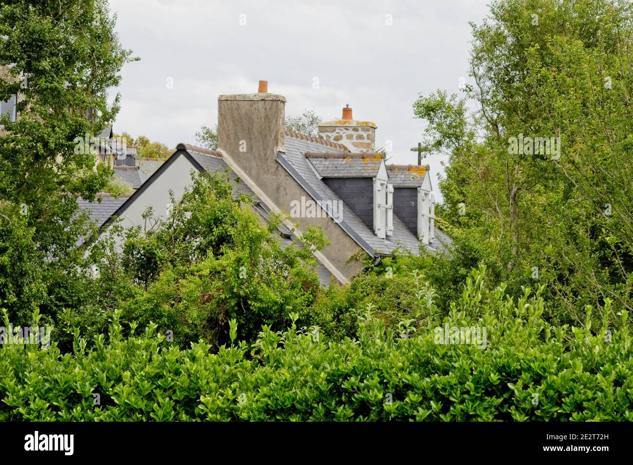 Traditional country house grass hi-res stock photography and images - Alamy