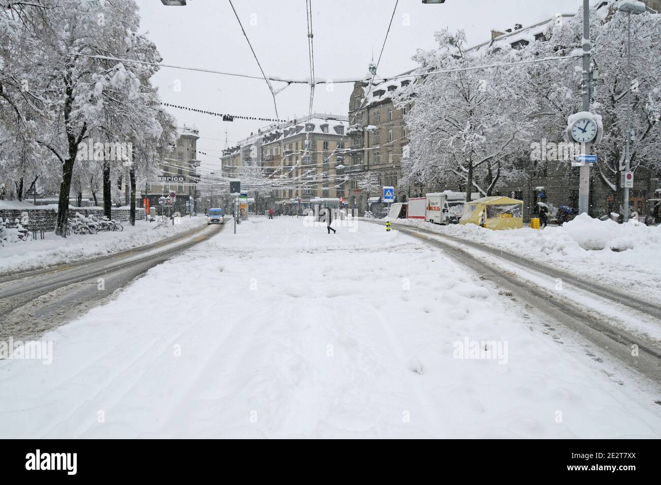 Switzerland: Heavy snowfall causes a standstill of the public transport ...