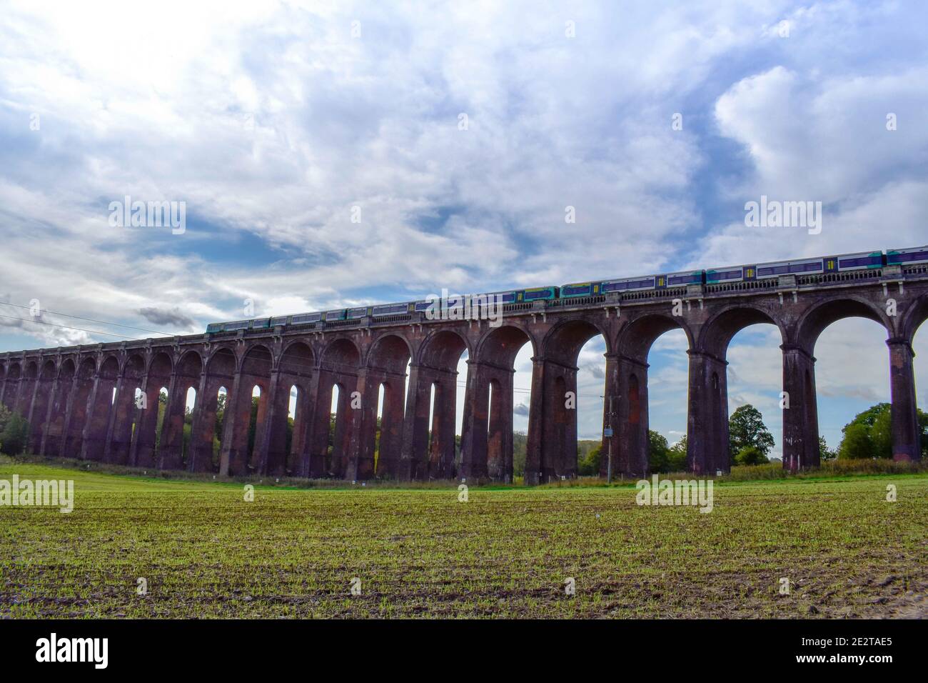 London viaduct railway train hi-res stock photography and images - Alamy