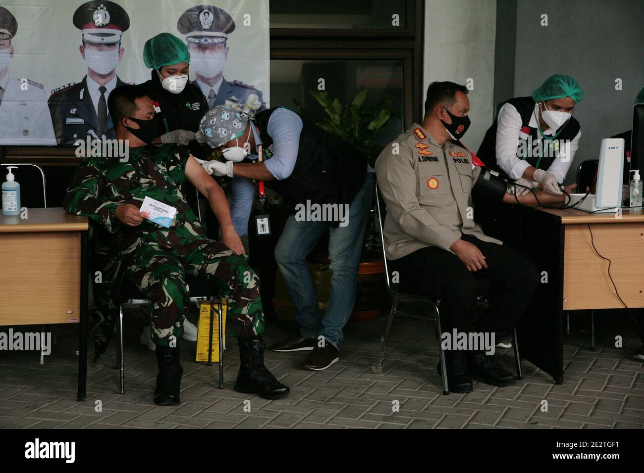 Vaccination injection army hi-res stock photography and images - Alamy