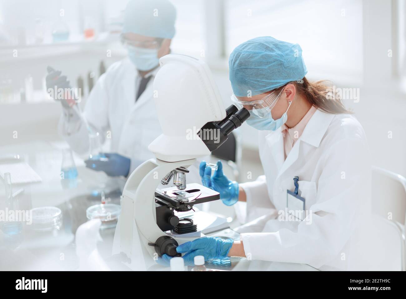 laboratory technician conducts testing in the laboratory Stock Photo ...