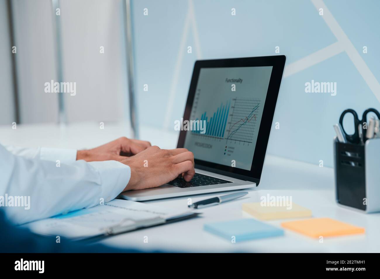 close up. financial chart on the laptop screen Stock Photo - Alamy