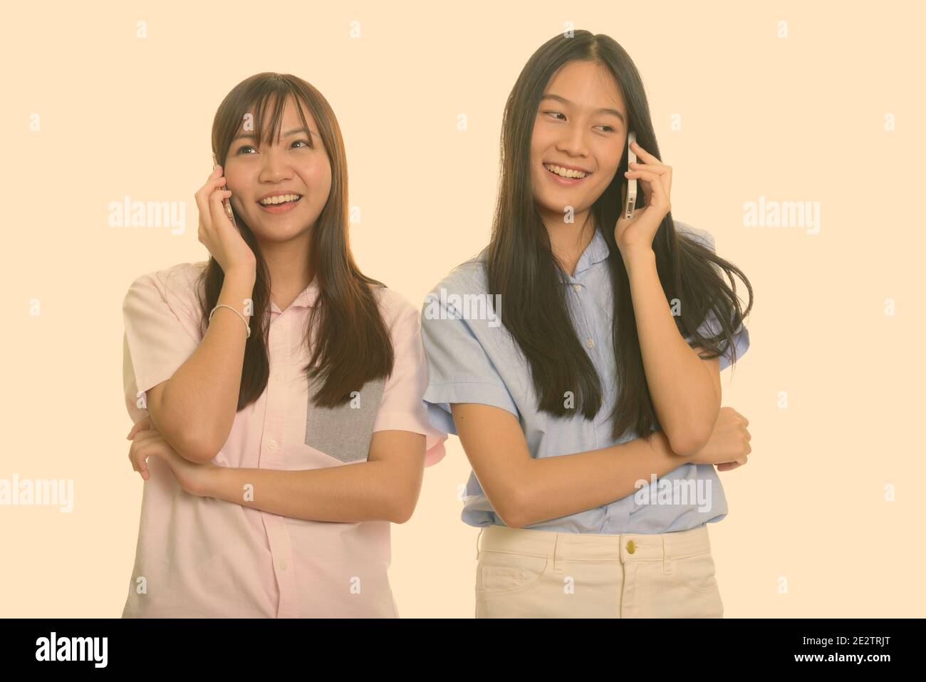 Two teen girls talking hi-res stock photography and images - Alamy