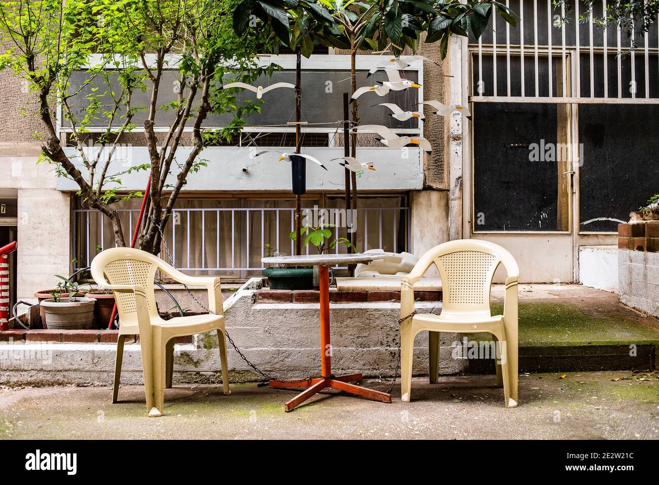 Empty rocking chairs hi-res stock photography and images - Alamy
