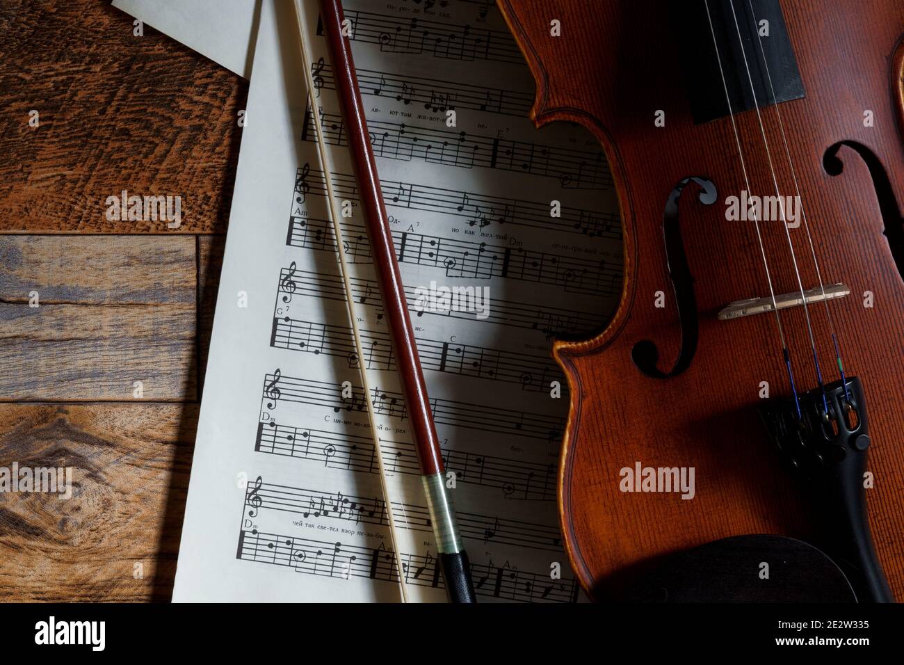 Background music notes violin hi-res stock photography and images - Alamy