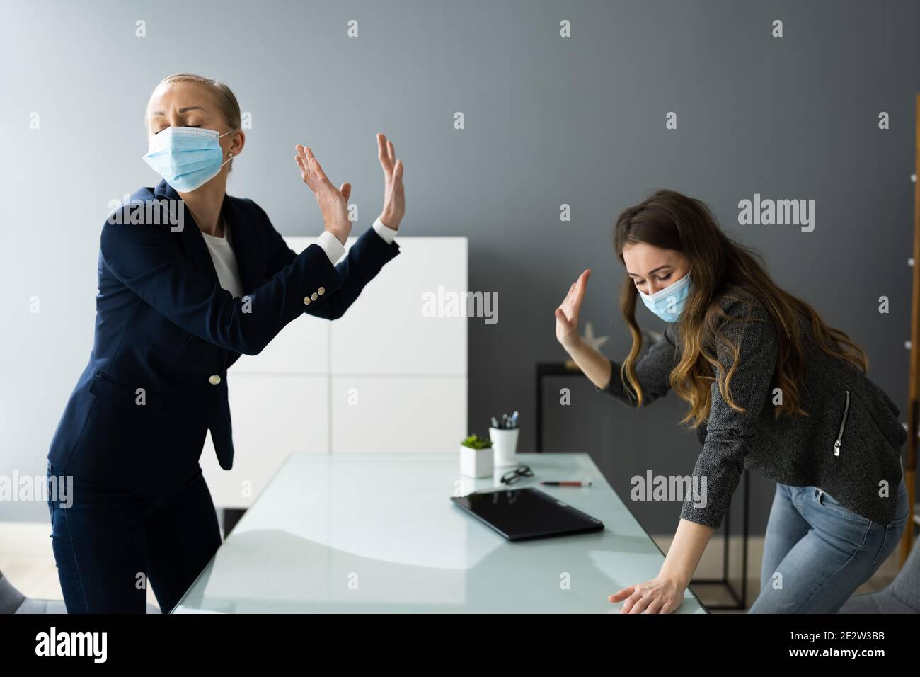 Women fighting hi-res stock photography and images - Alamy