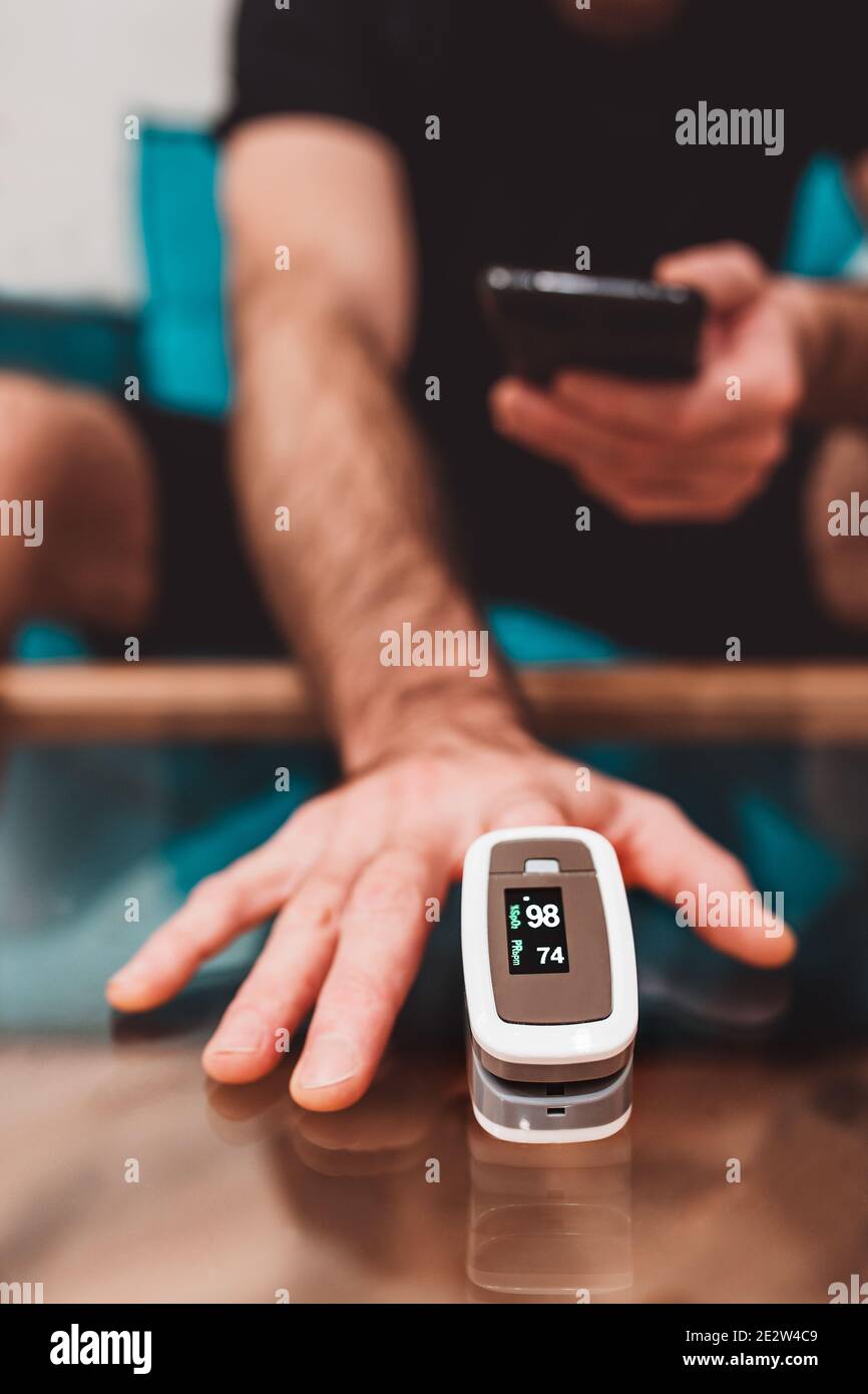 Portable electronic pulse oximeter for measuring oxygen saturation at ...