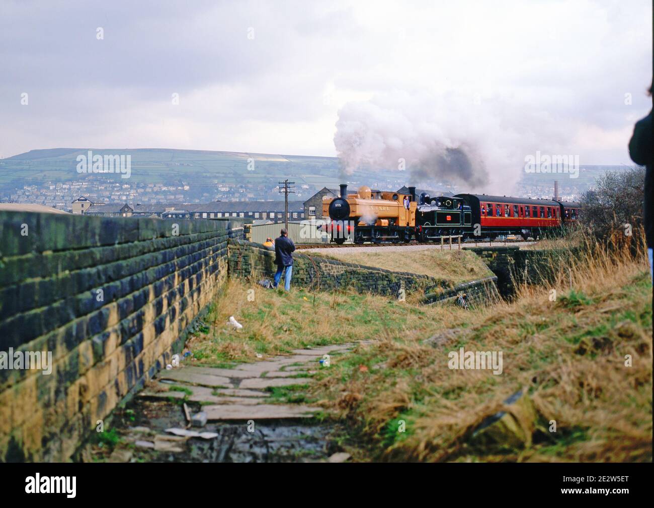 GWR Tank No 5775 in the Railway Children Film Livery and Coal tank at ...