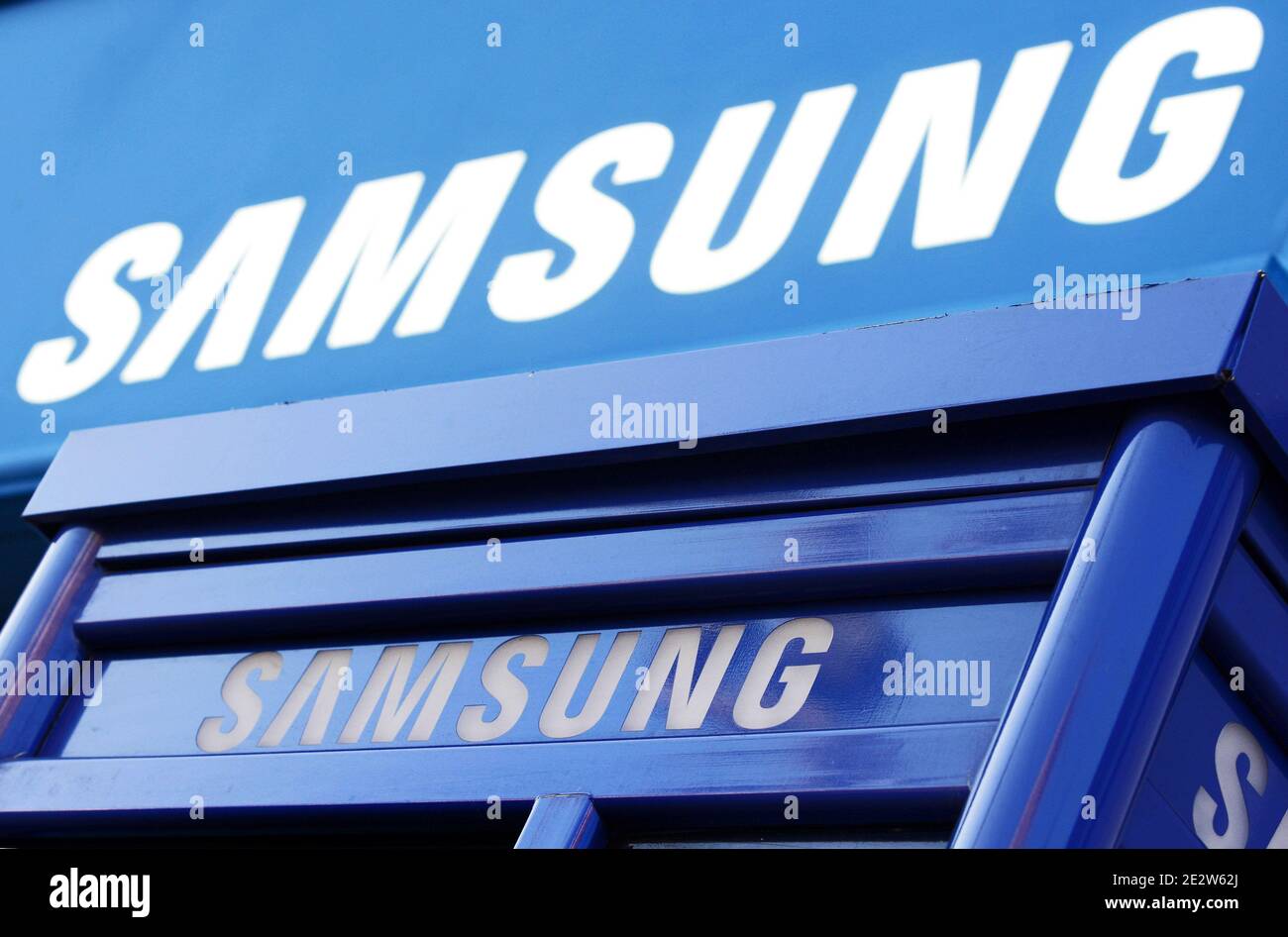 Samsung life logo hi-res stock photography and images - Alamy