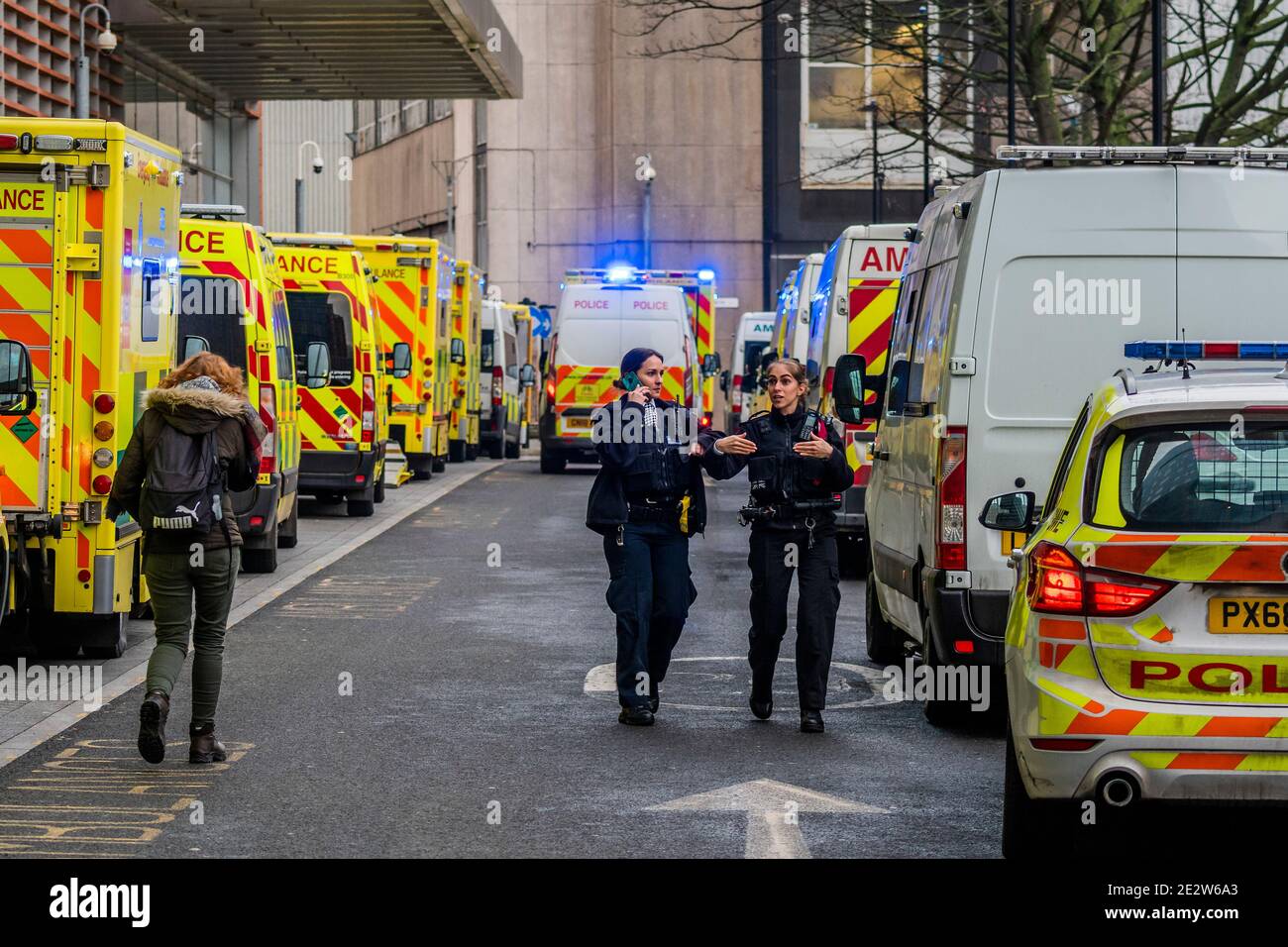 Police officers return hi-res stock photography and images - Alamy