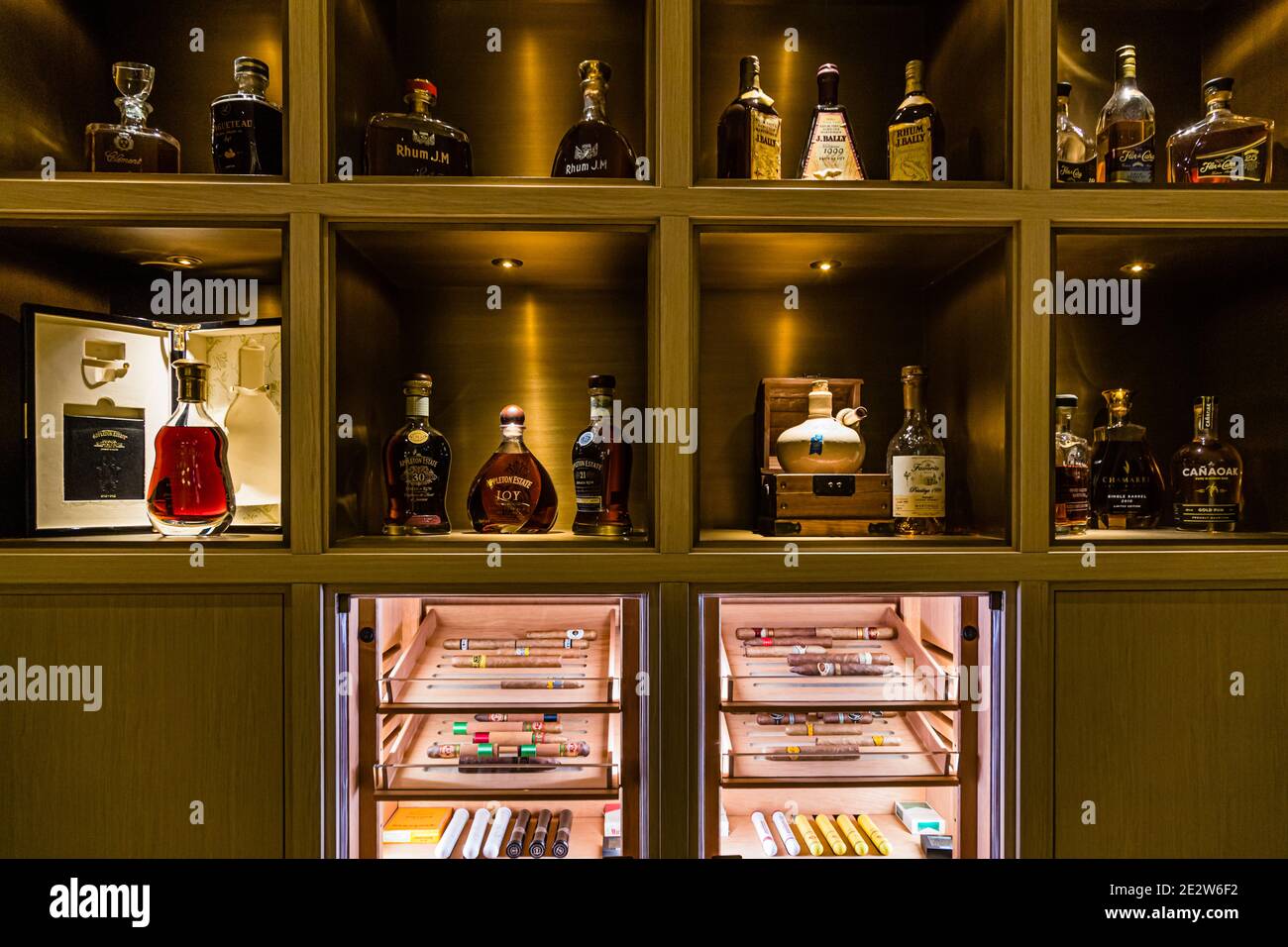 Whiskey display wall glass hi-res stock photography and images - Alamy