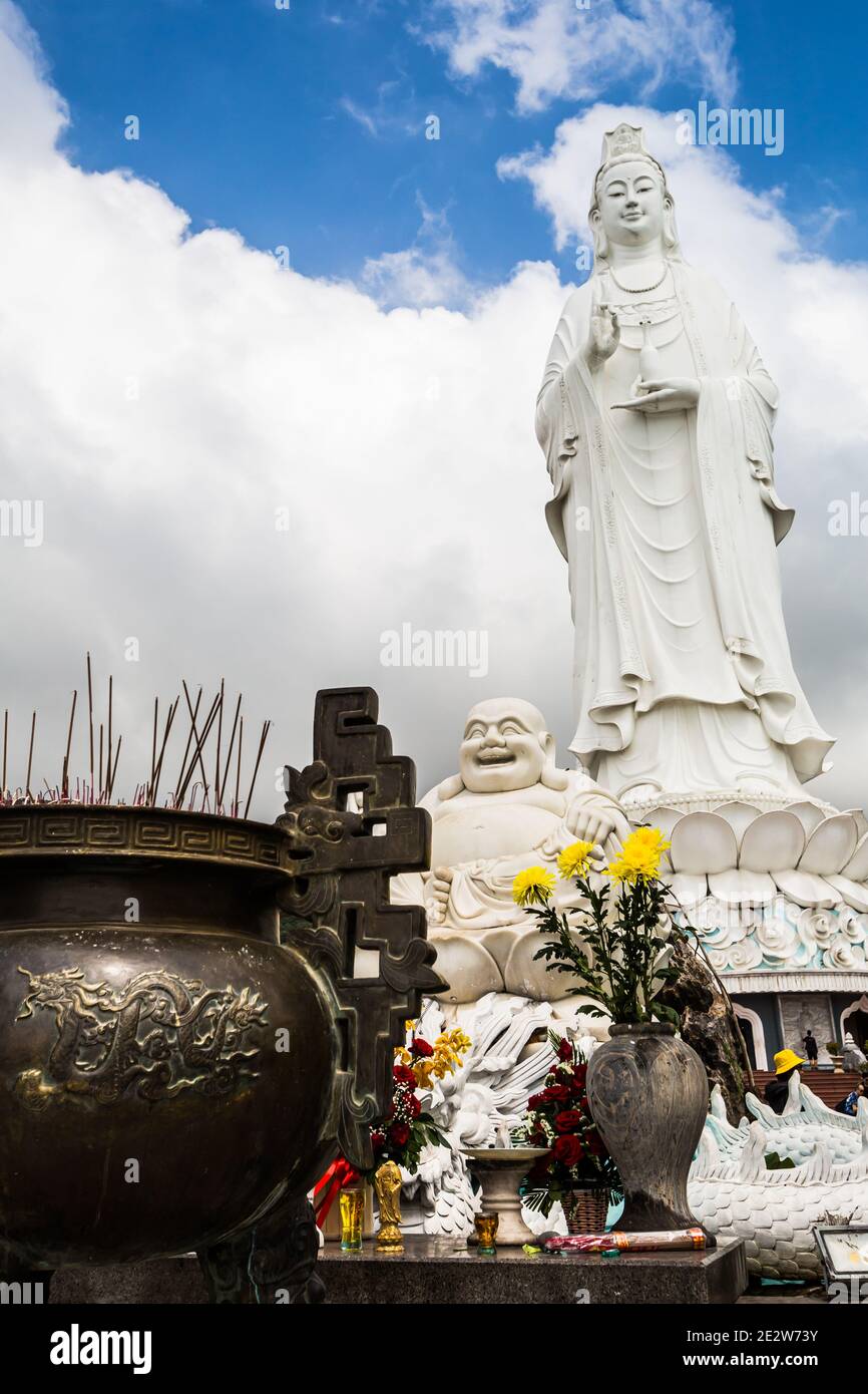 Beautiful sacred Lady Buddha sculpture pagoda in Son Tra peninsula, Ba ...