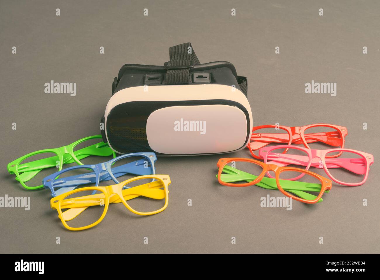 Vr eyeglasses hi-res stock photography and images - Alamy