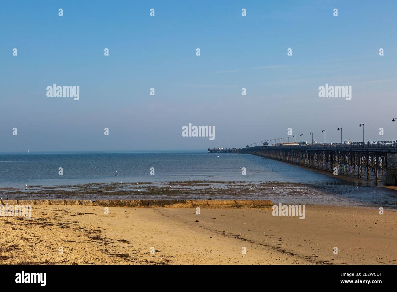 Looking out over the beach and pier, at Ryde on the Isle of Wight Stock ...