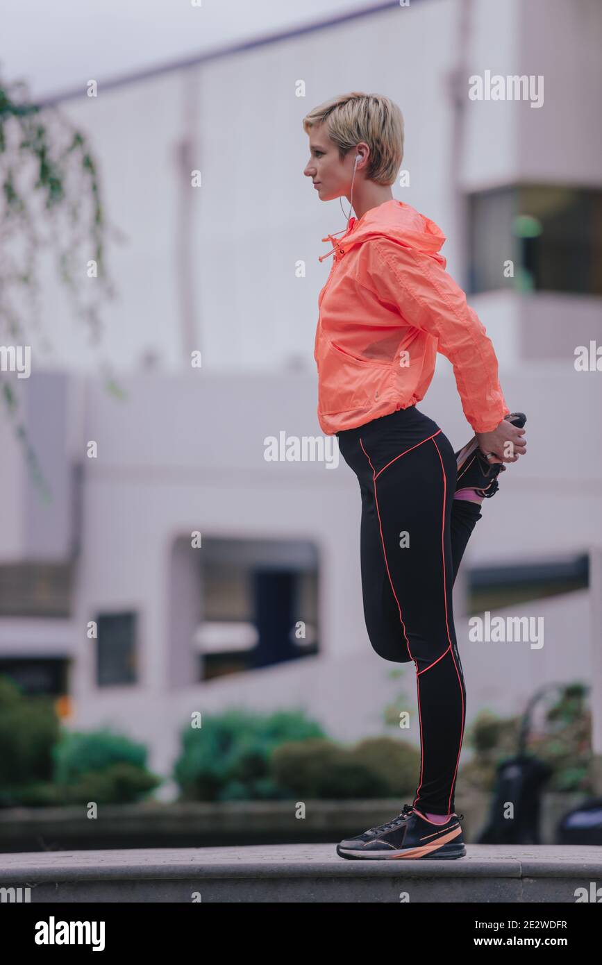 Healthy lifestyle athlete dressed in training clothes exercising Stock ...
