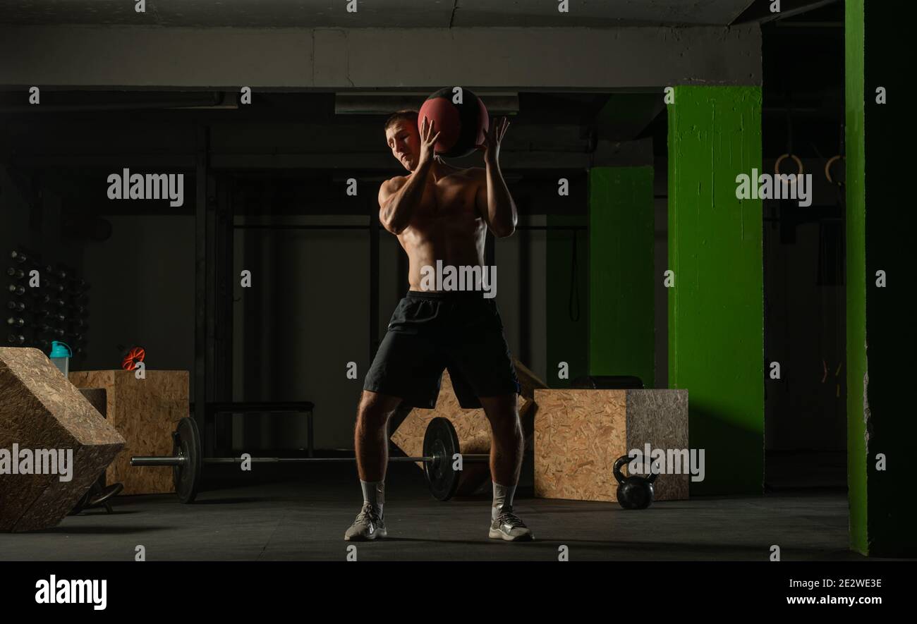 Overhead press, fit male hi-res stock photography and images - Alamy