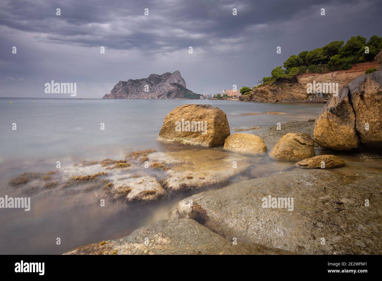 Escena de playa de rocas hi-res stock photography and images - Alamy