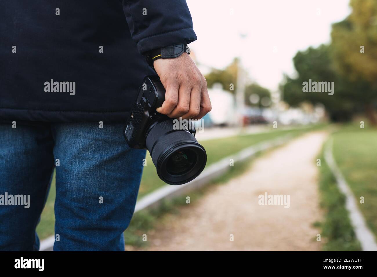 Hand holding a photo hi-res stock photography and images - Alamy