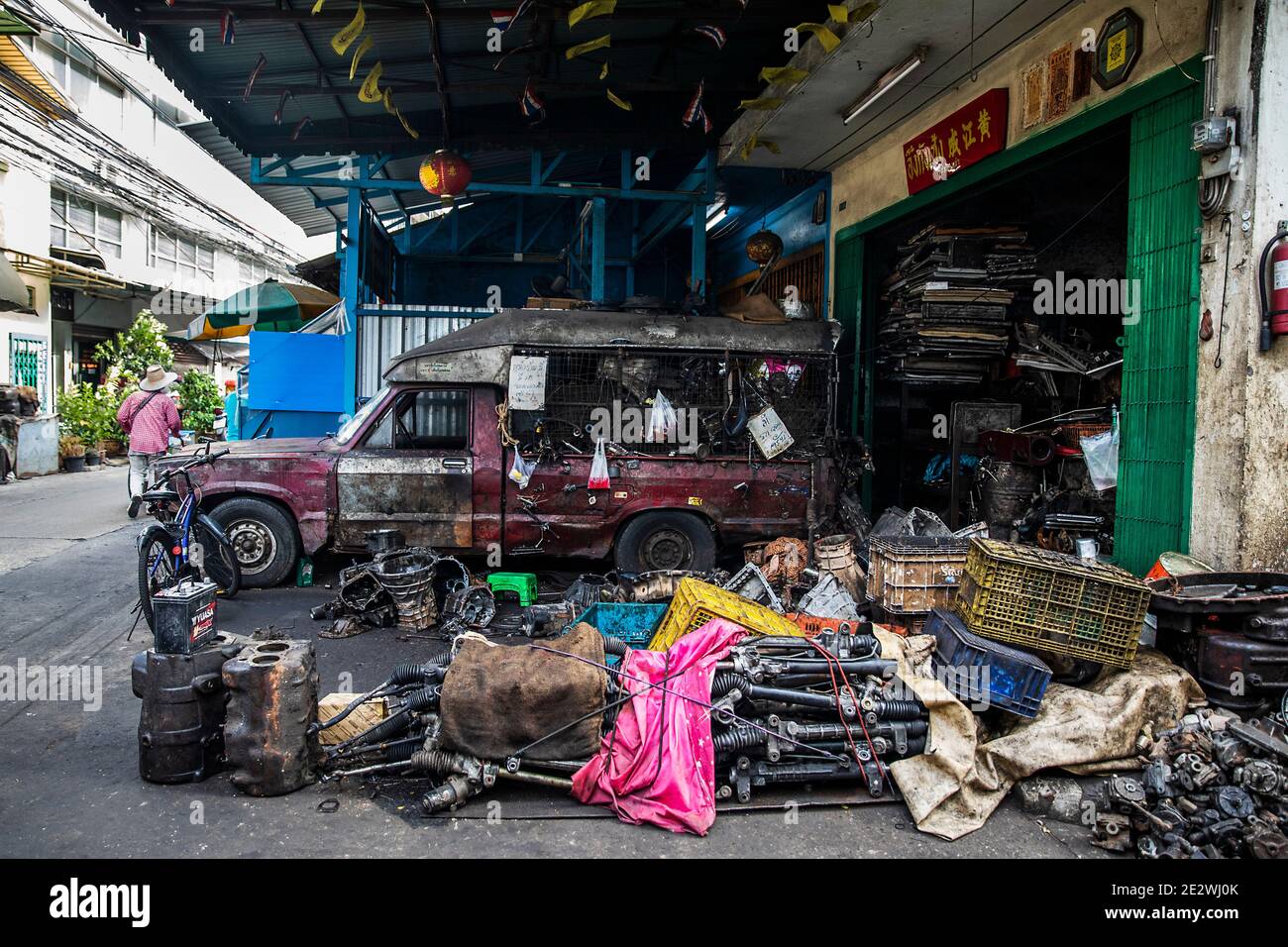 Crowd cylinder hi-res stock photography and images - Alamy