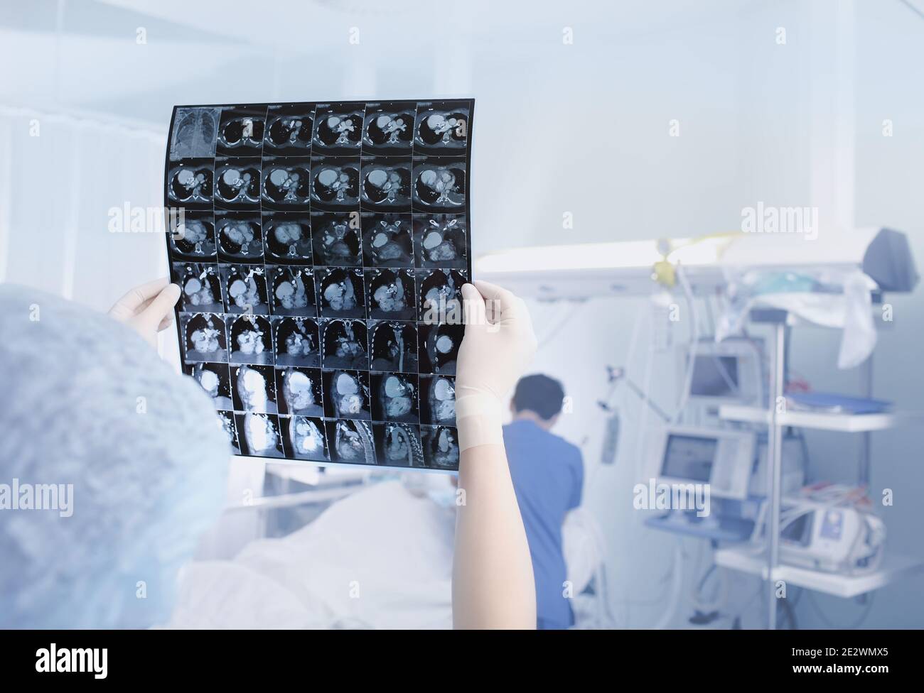 Doctor looking mri scan hi-res stock photography and images - Alamy