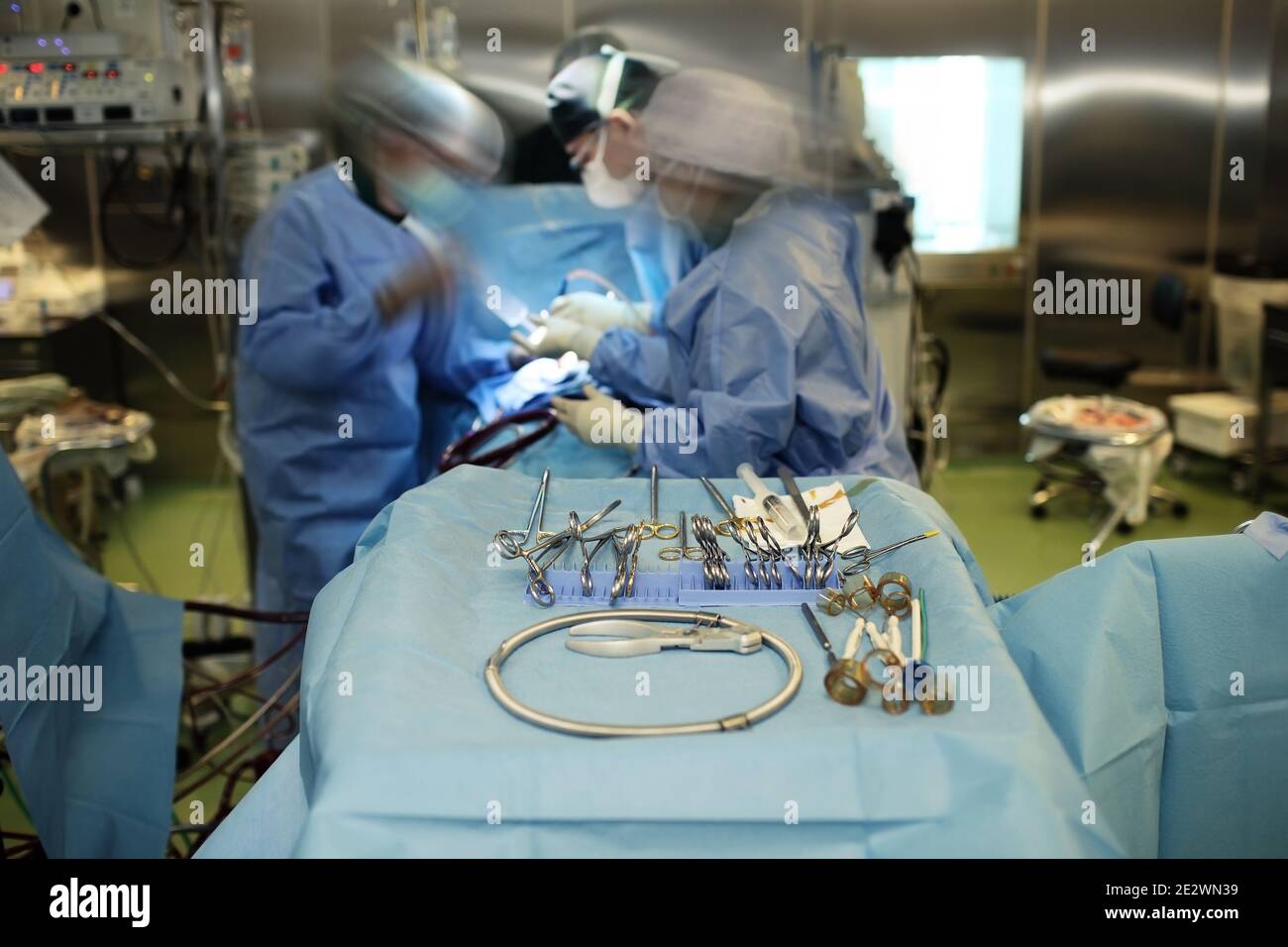Surgeon in modern operating room hi-res stock photography and images ...