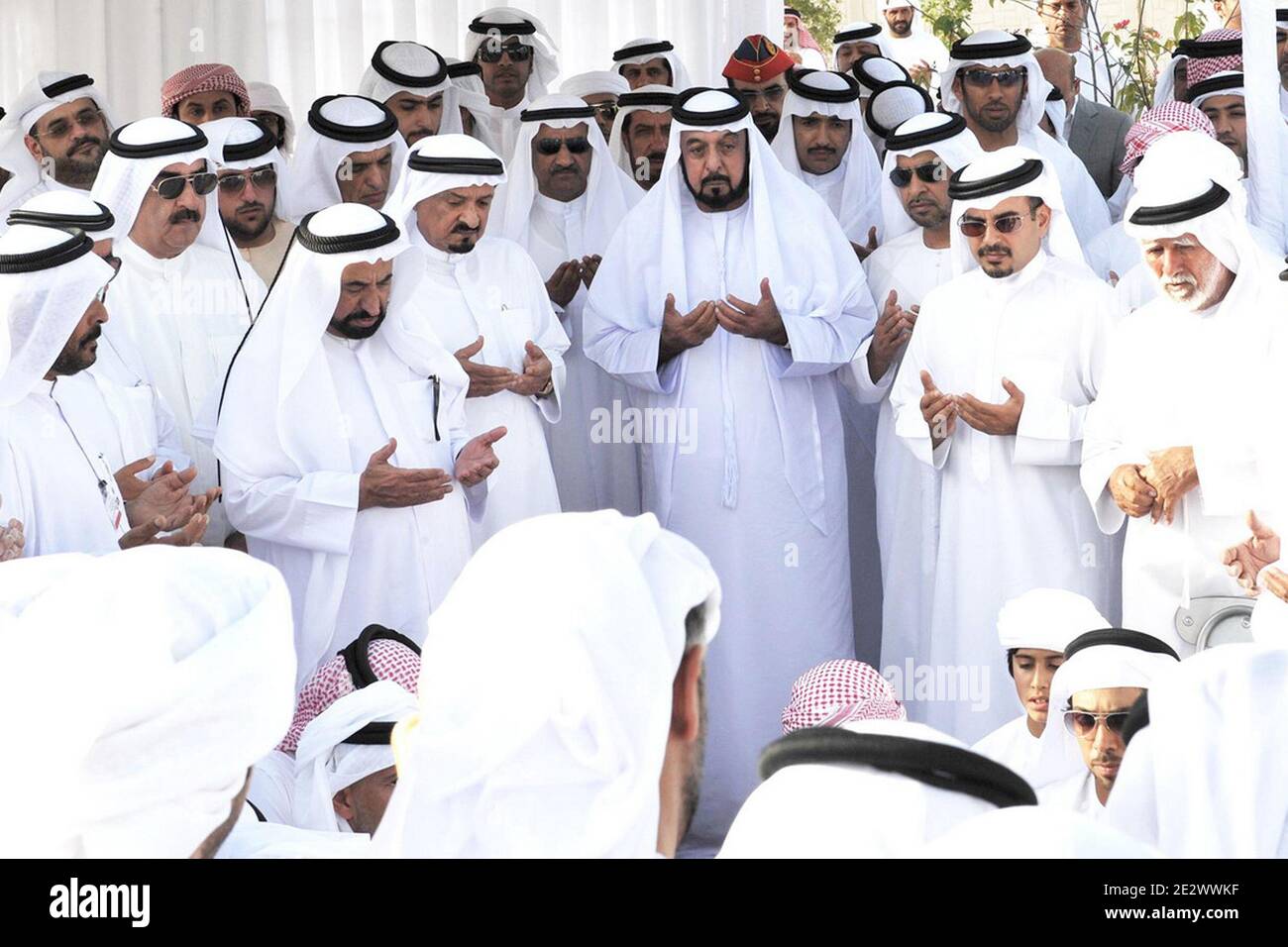 United Arab Emirates Sheikh Khalifa Bin Zayed Al Nahyan (C), attends ...