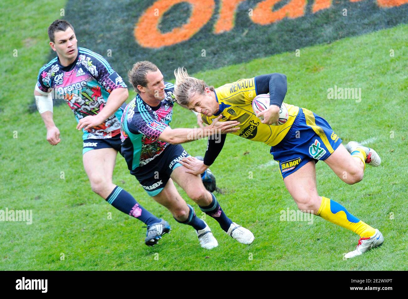 Stade Francais' Simon Taylor and Clermont's Aurelien Rougerie during ...