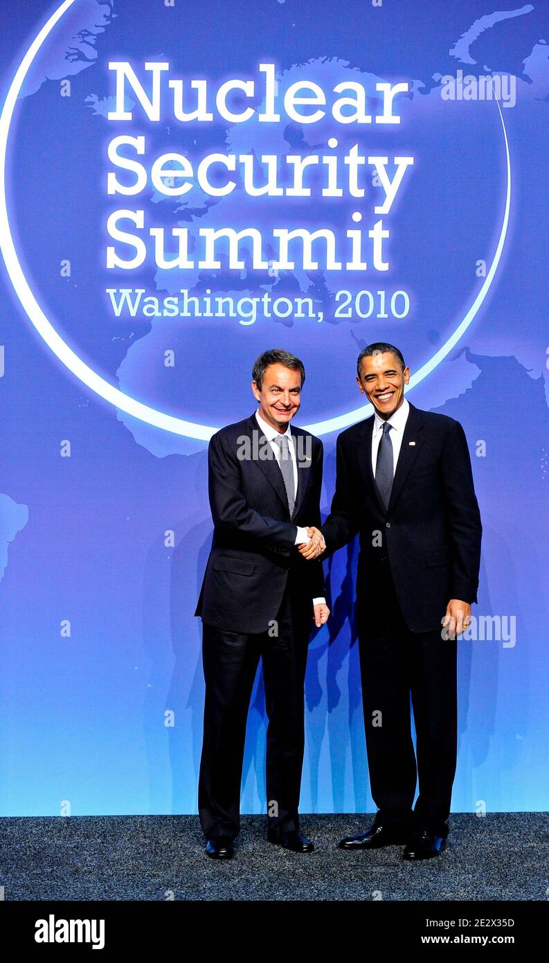 US President Barack Obama (R) welcomes Spain's Prime Minister JosÀ Luis ...