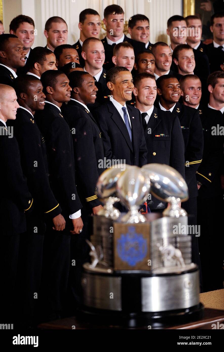 US President Barack Obama poses with the Naval Academy football team ...