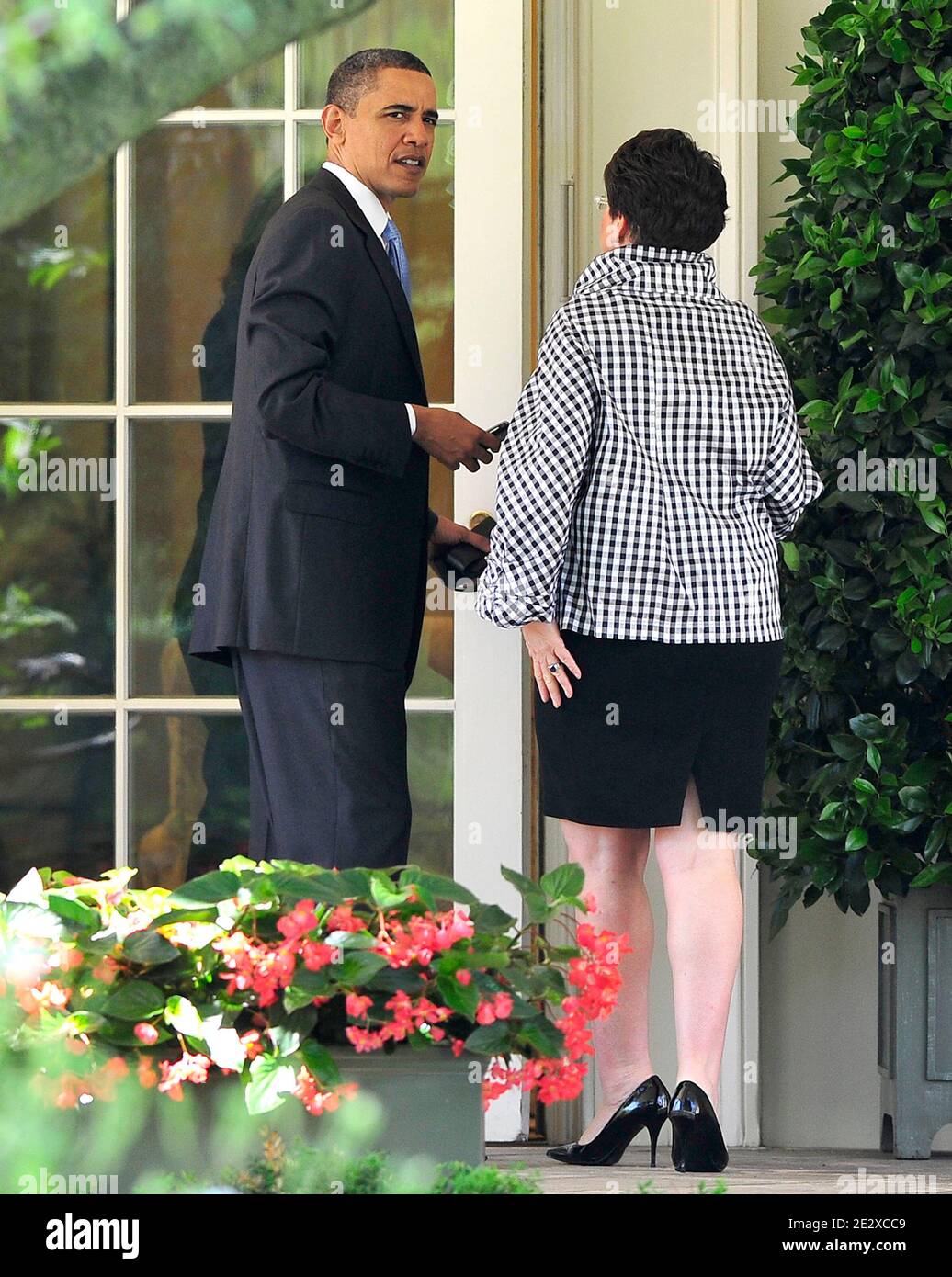 US President Barack Obama returns to the White House with Valerie ...