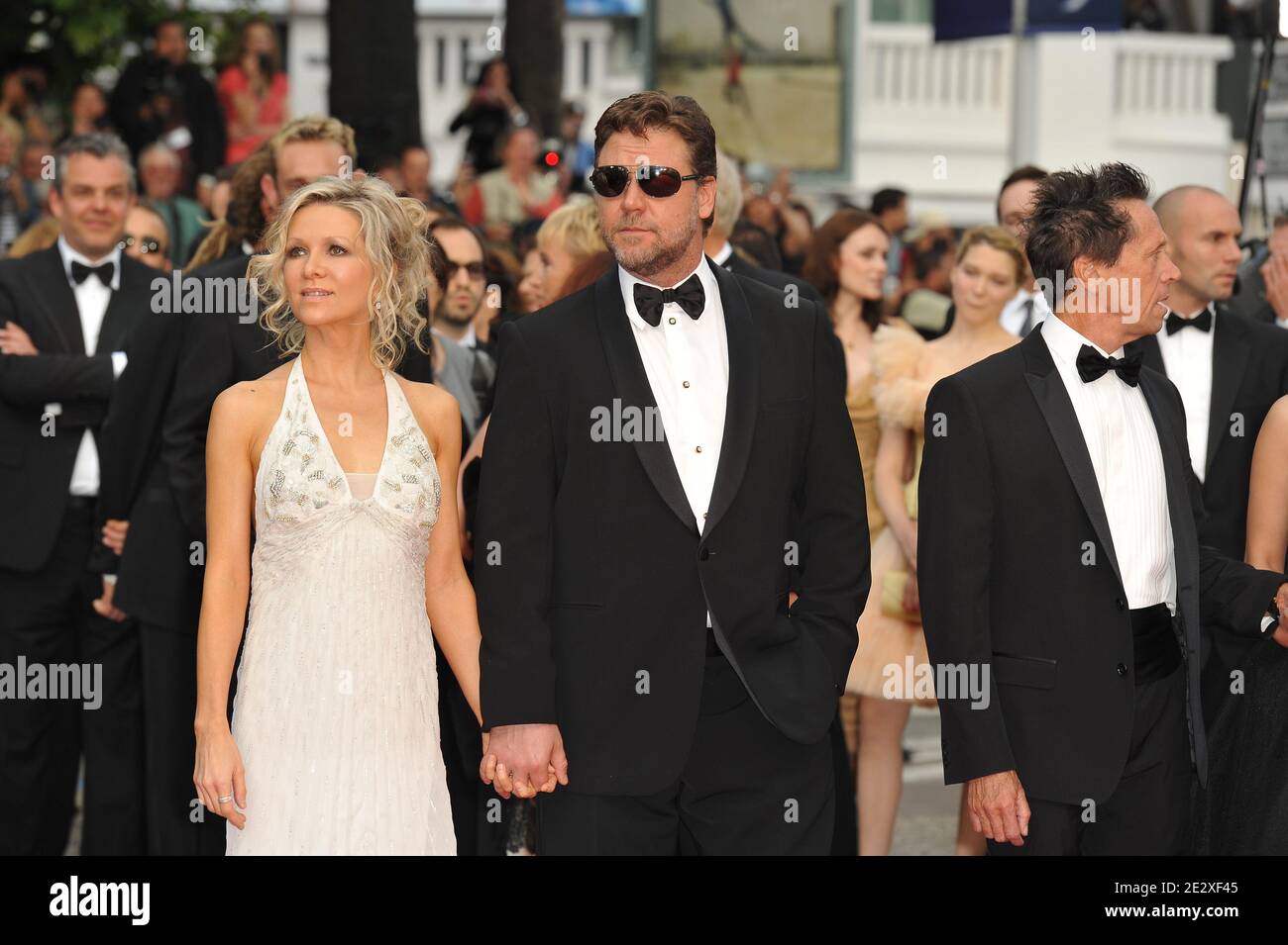 Russell Crowe and wife Danielle Spencer arriving at the premiere of ...