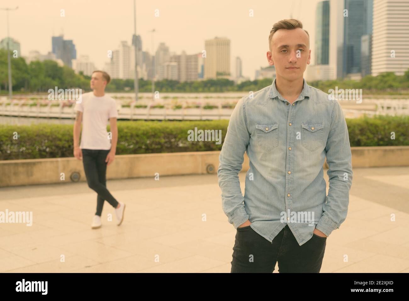 Teen gay couple hi-res stock photography and images - Alamy