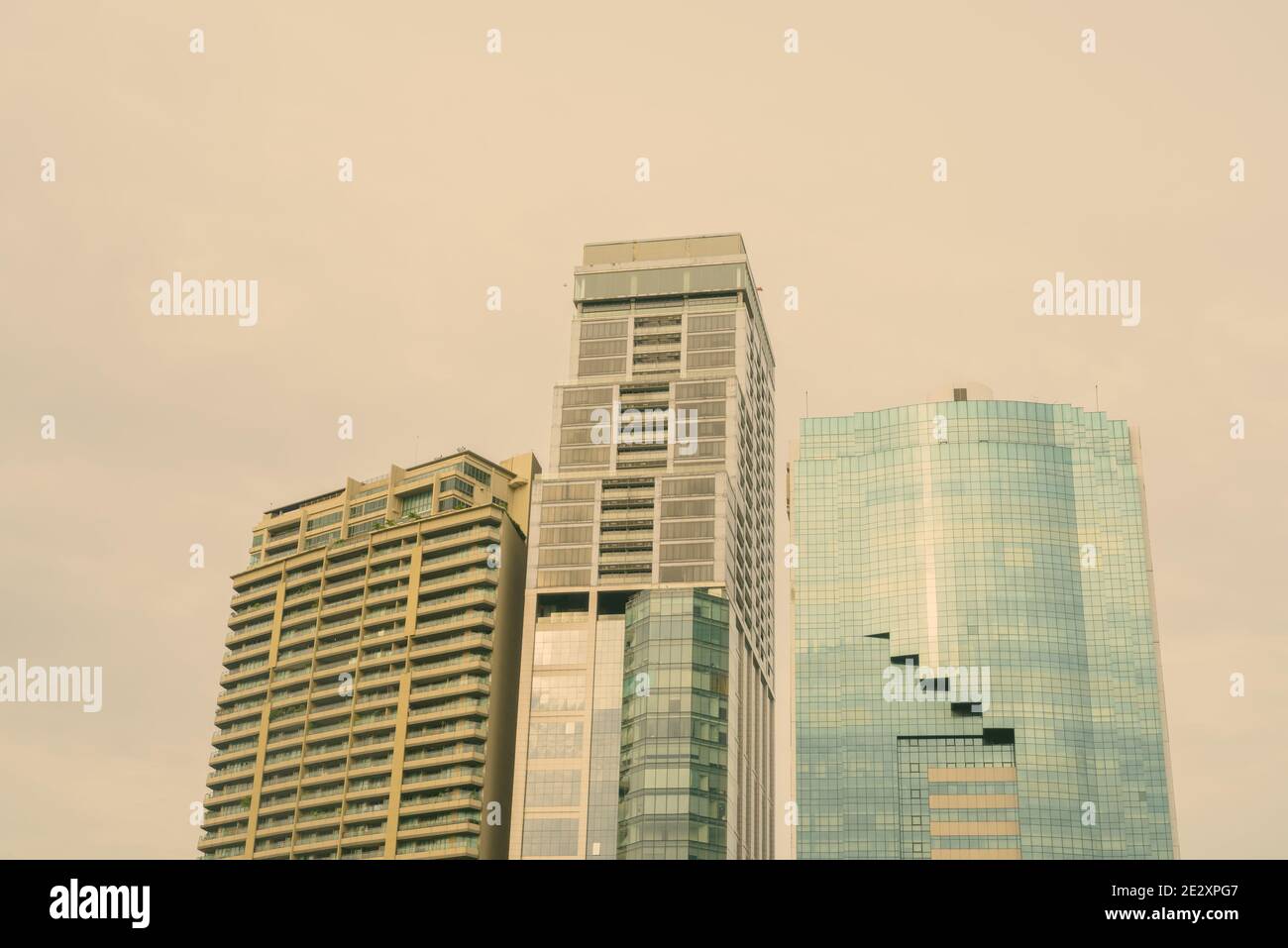 Tall building low angle hi-res stock photography and images - Alamy