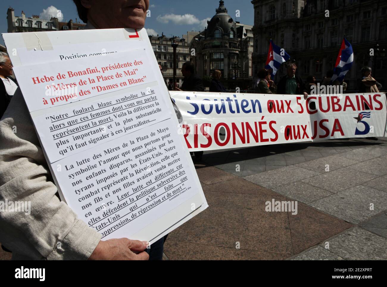 People participate to the gathering to support Cubans Ladies in White ...