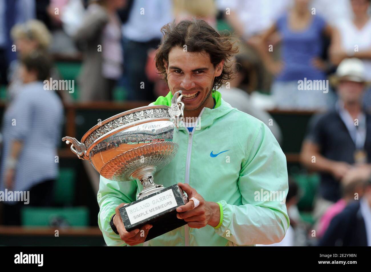 Spain's Rafael Nadal defeats Sweden's Robin Soderling 6-4, 6-2, 6-4 and ...